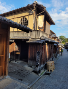 Visiting a traditional Japanese-style Starbucks in Kyoto's Ninenzaka